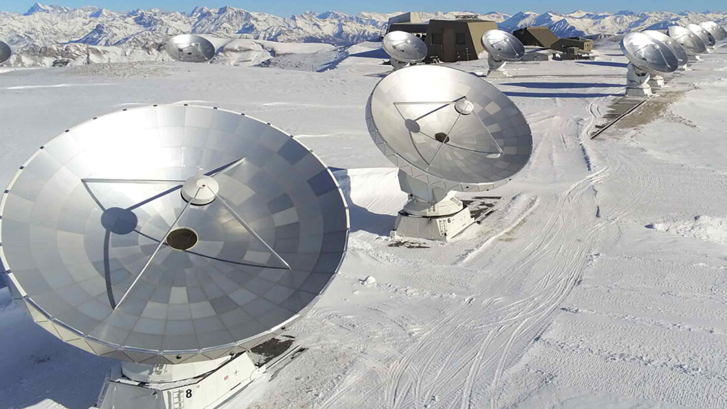 Astronomers Discover Rare Einstein Cross With Fifth Image, Revealing ...